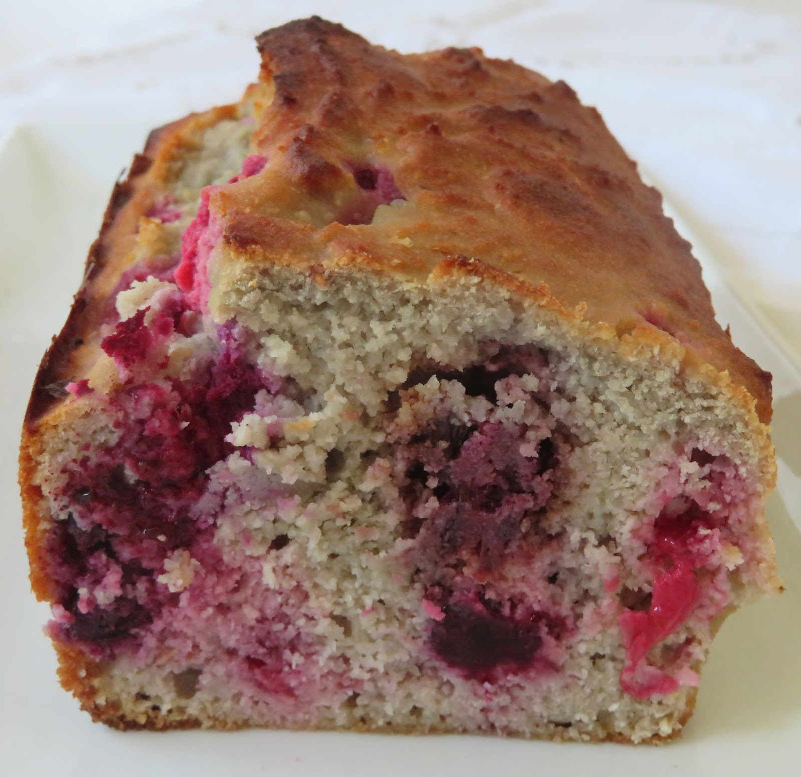 Cake aux fruits rouges et à la farine de noix de coco - Ma petite ...