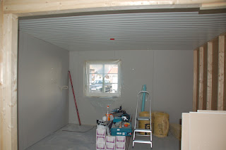 Legge laminat: Glatt tak inne