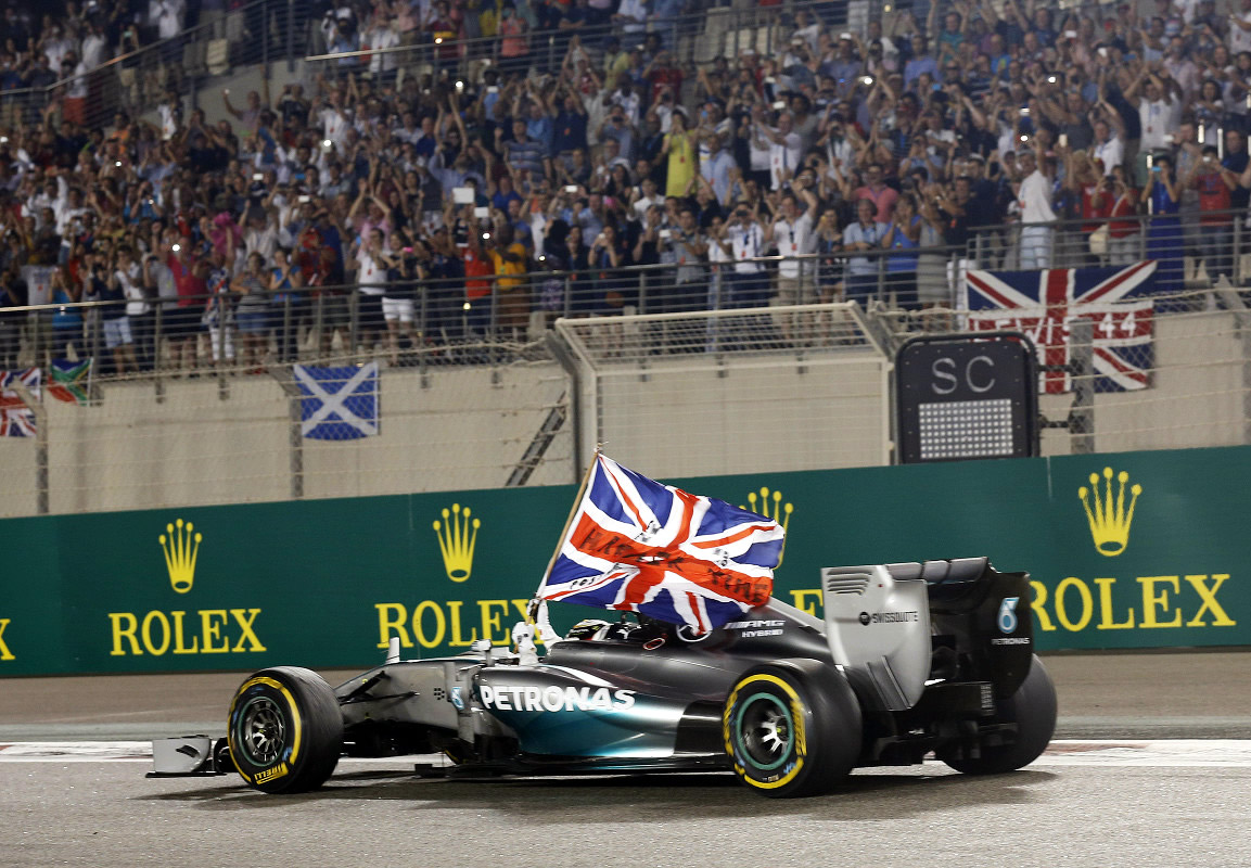 MAX SPORTS: FORMULA ONE LEGEND LEWIS HAMILTON KNIGHTED BY QUEEN ...