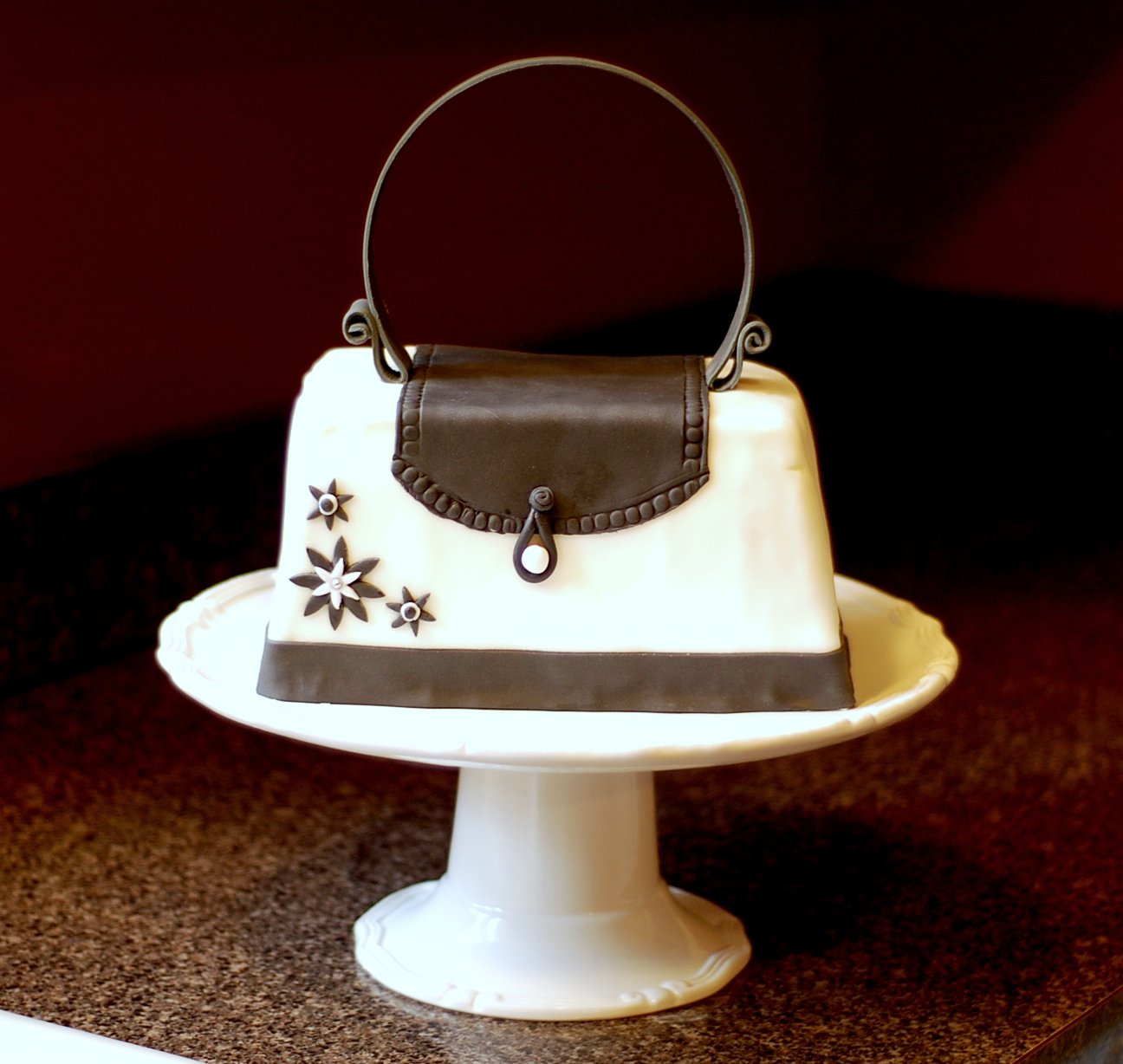 marzipan: Fondant-Covered Purse Cake