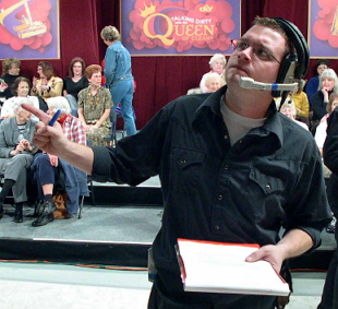 Know The Hands Signal of Floor Manager / Floor Director