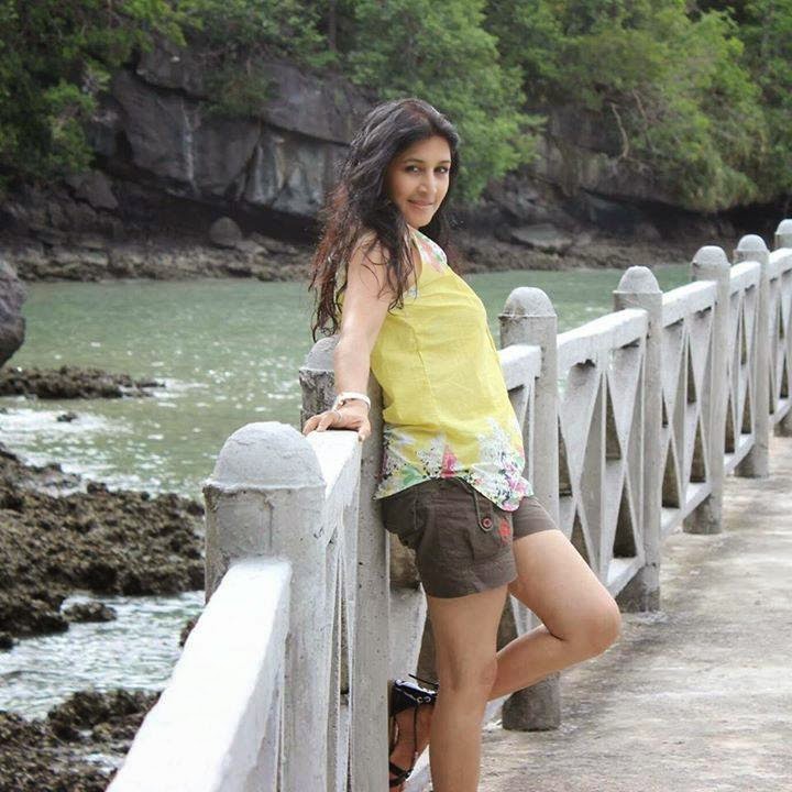 Neena Kurup Actress Beach Side Photos Malayalam Actress ~ Actress Rare Photo Gallery