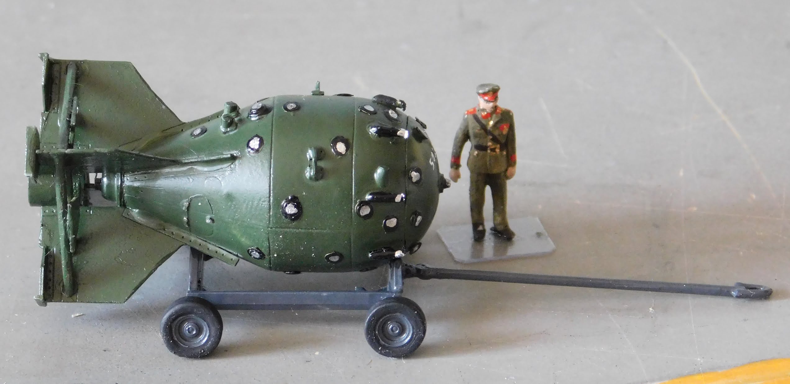 Happyscale-Modellbau: RDS-3 Marya (Joe-3) Soviet atomic bomb - A-model 1/72