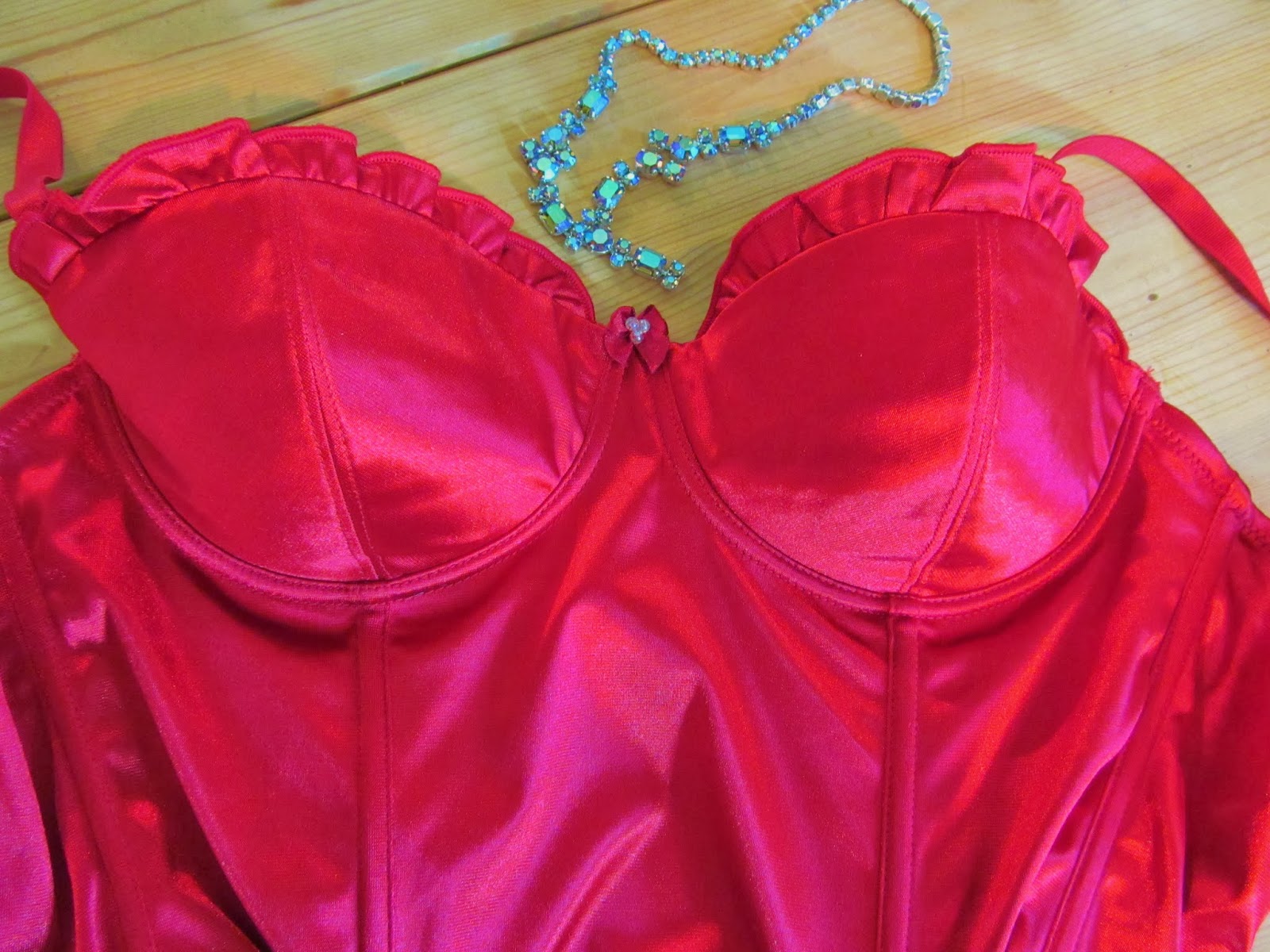 VINTAGE DEEP RED GLOSSY SATIN STRETCH BURLESQUE PIN UP BASQUE CORSET ...