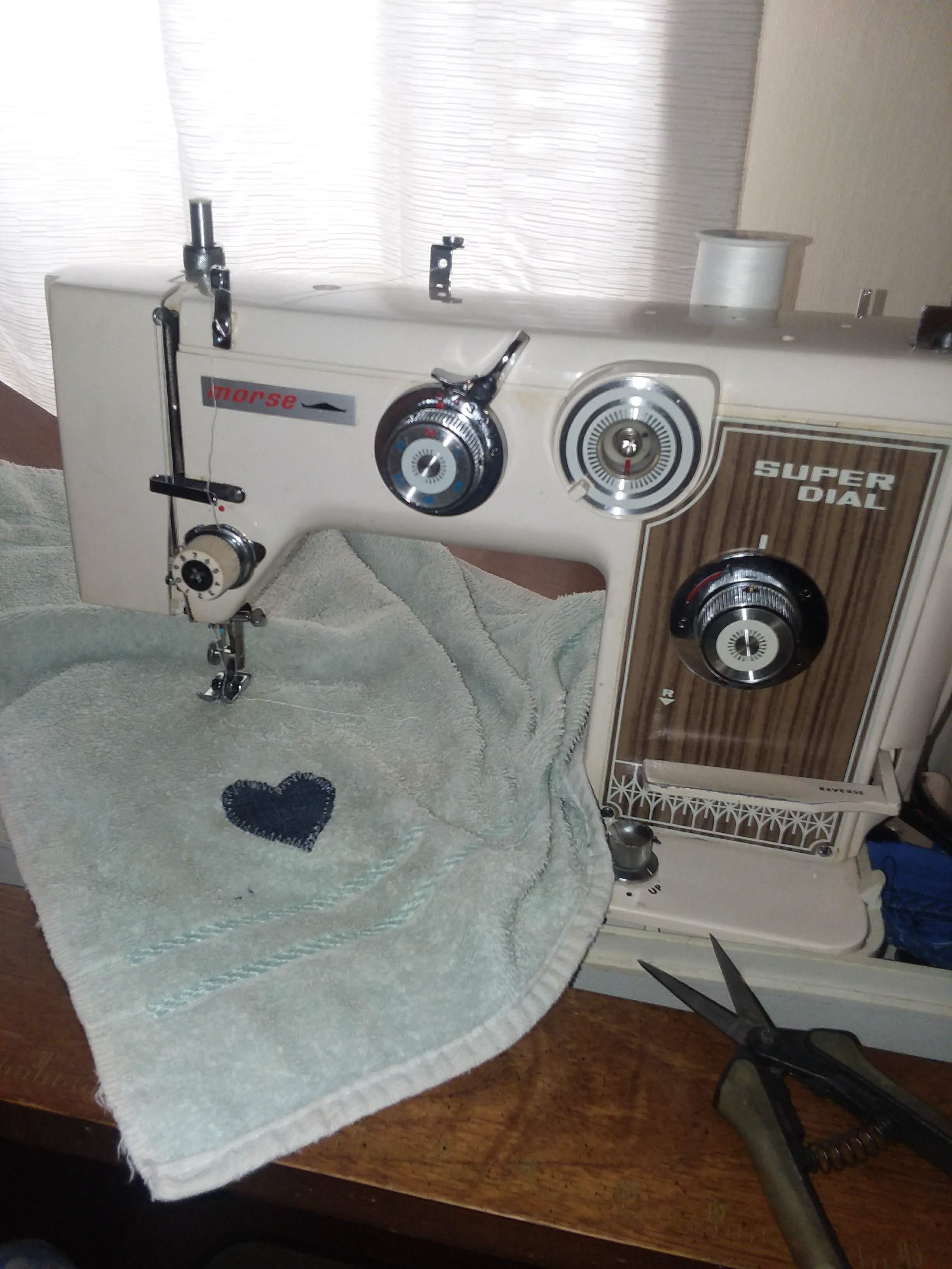 MORSE SUPERDIAL 6100 ZIGZAG SEWING MACHINE WITH CAMS