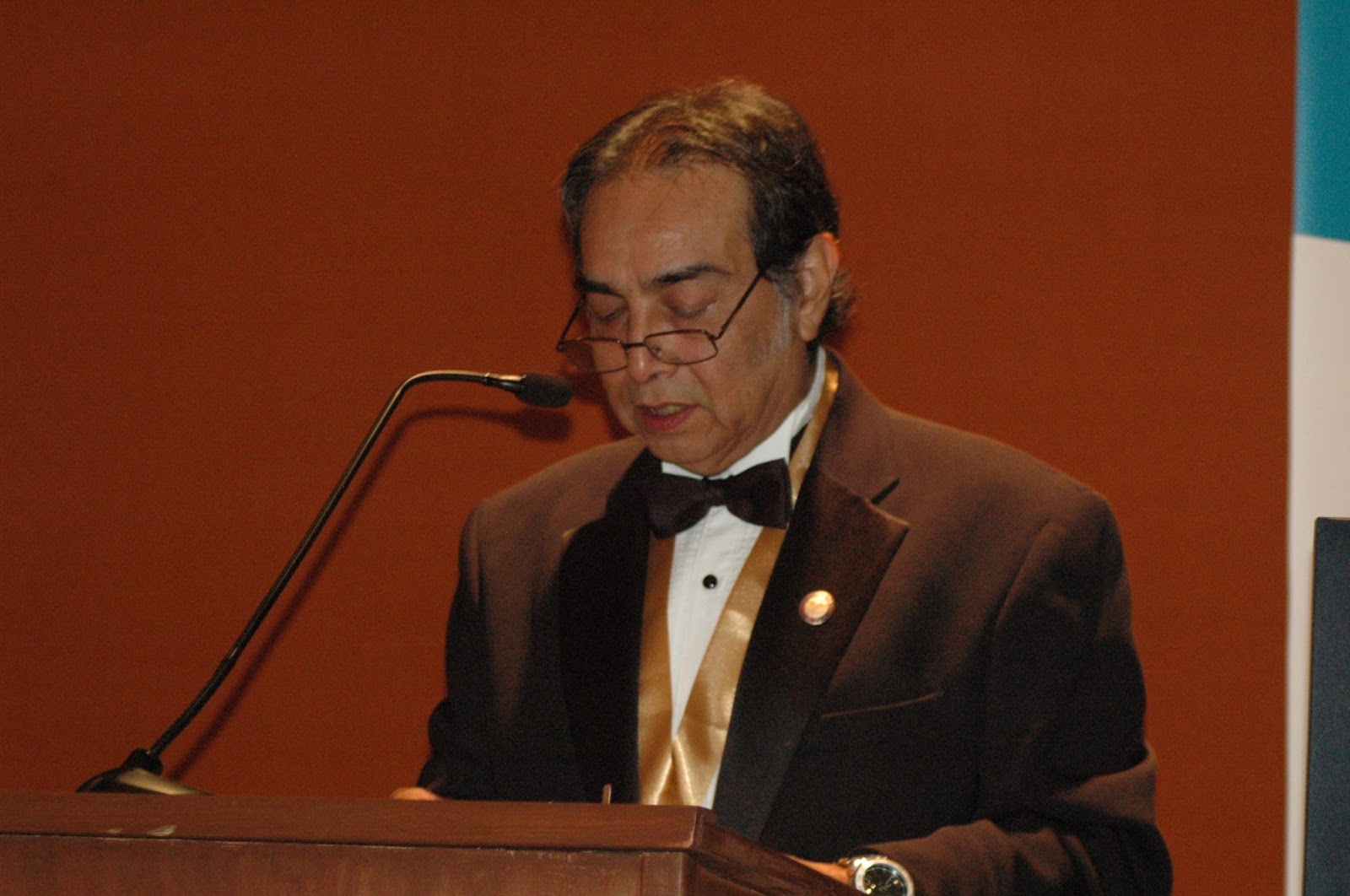 Dr. Rodolfo Ondarza Rovira: (Neurocirujano)