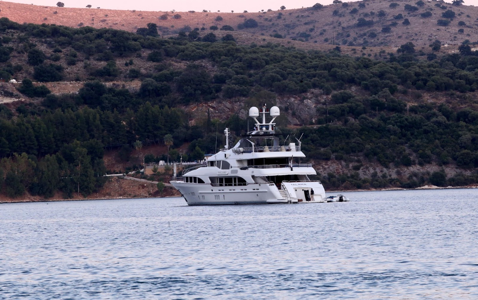 Μια εντυπωσιακή θαλαμηγός στο λιμάνι του Αστακού