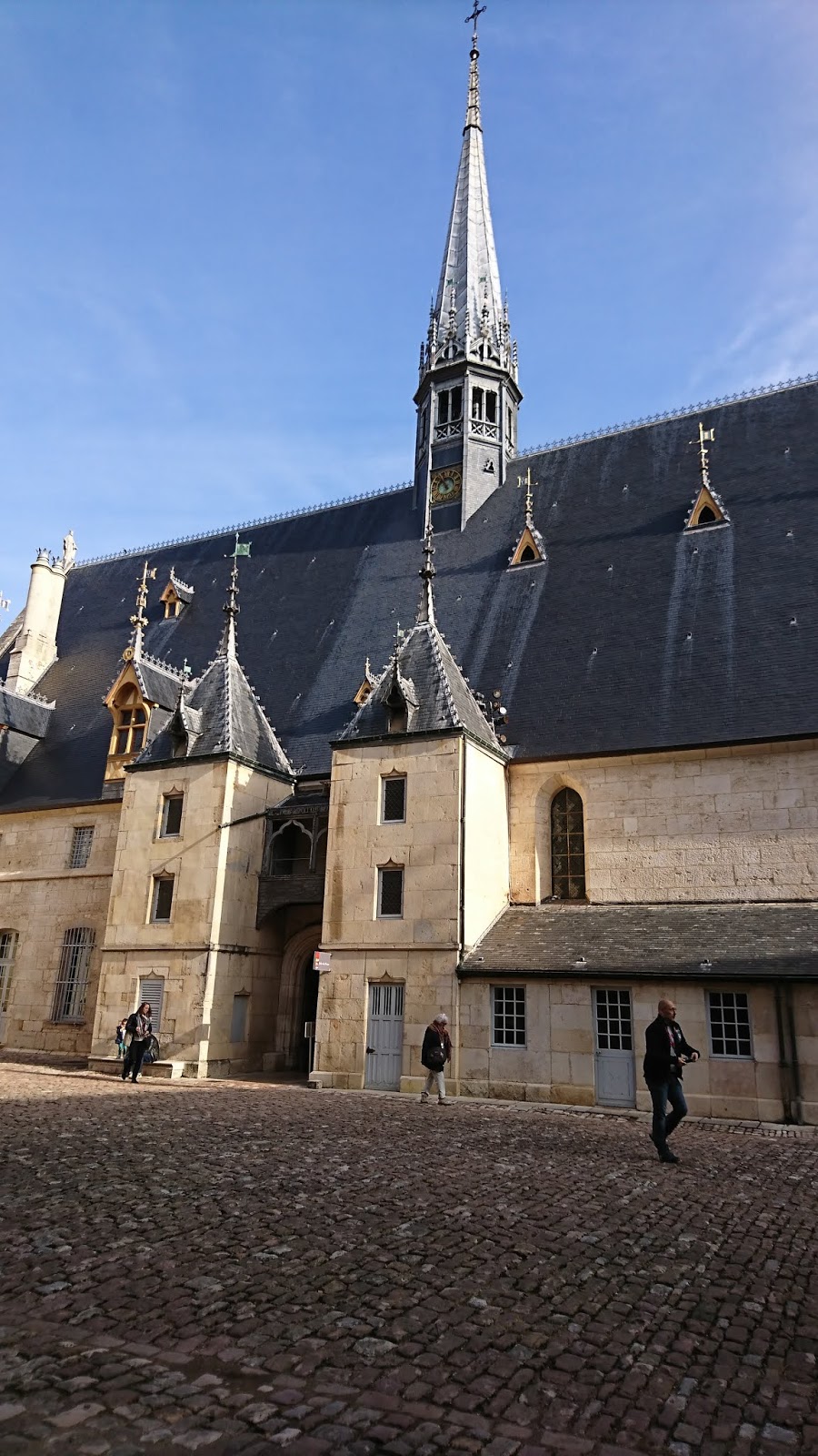 L'image Imlaginaire: Les Hospices de Beaune ou Hôtel-Dieu de Beaune est ...