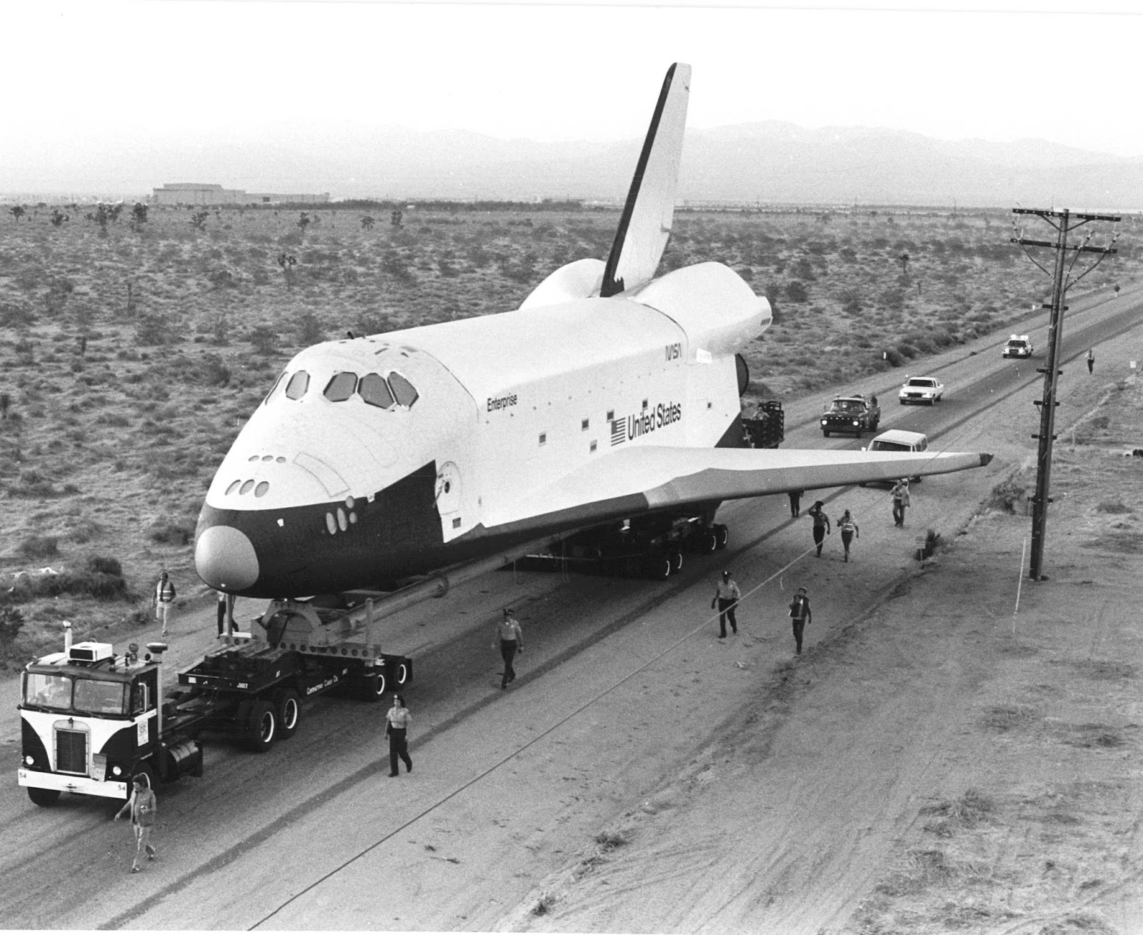 DIECIOCHO RUEDAS: HACE 40 AÑOS ATRÁS UN KENWORTH K 100 REMOLCABA EL PRIMER TRANSBORDADOR ESPACIAL…