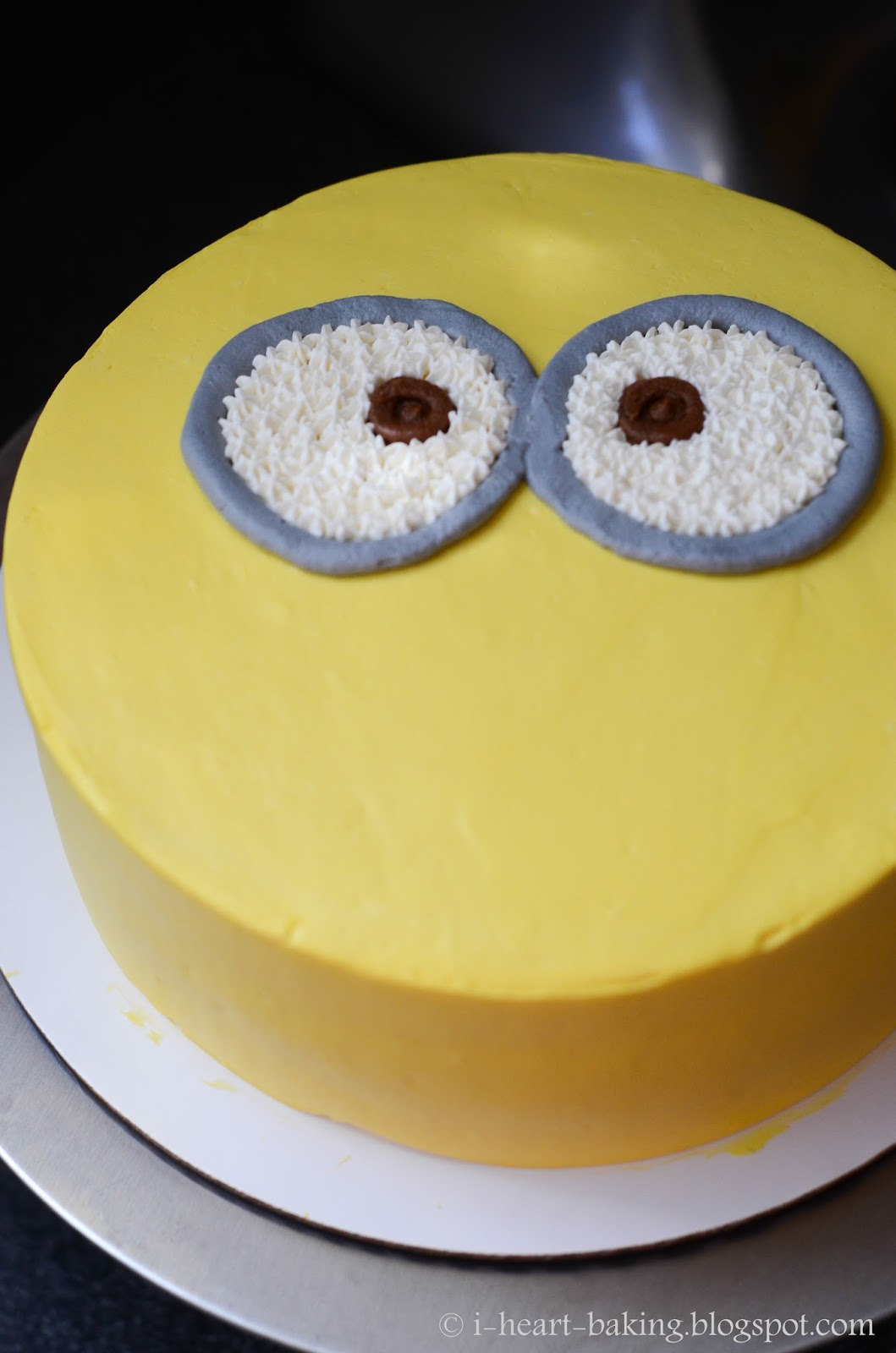 Minion Round Cake