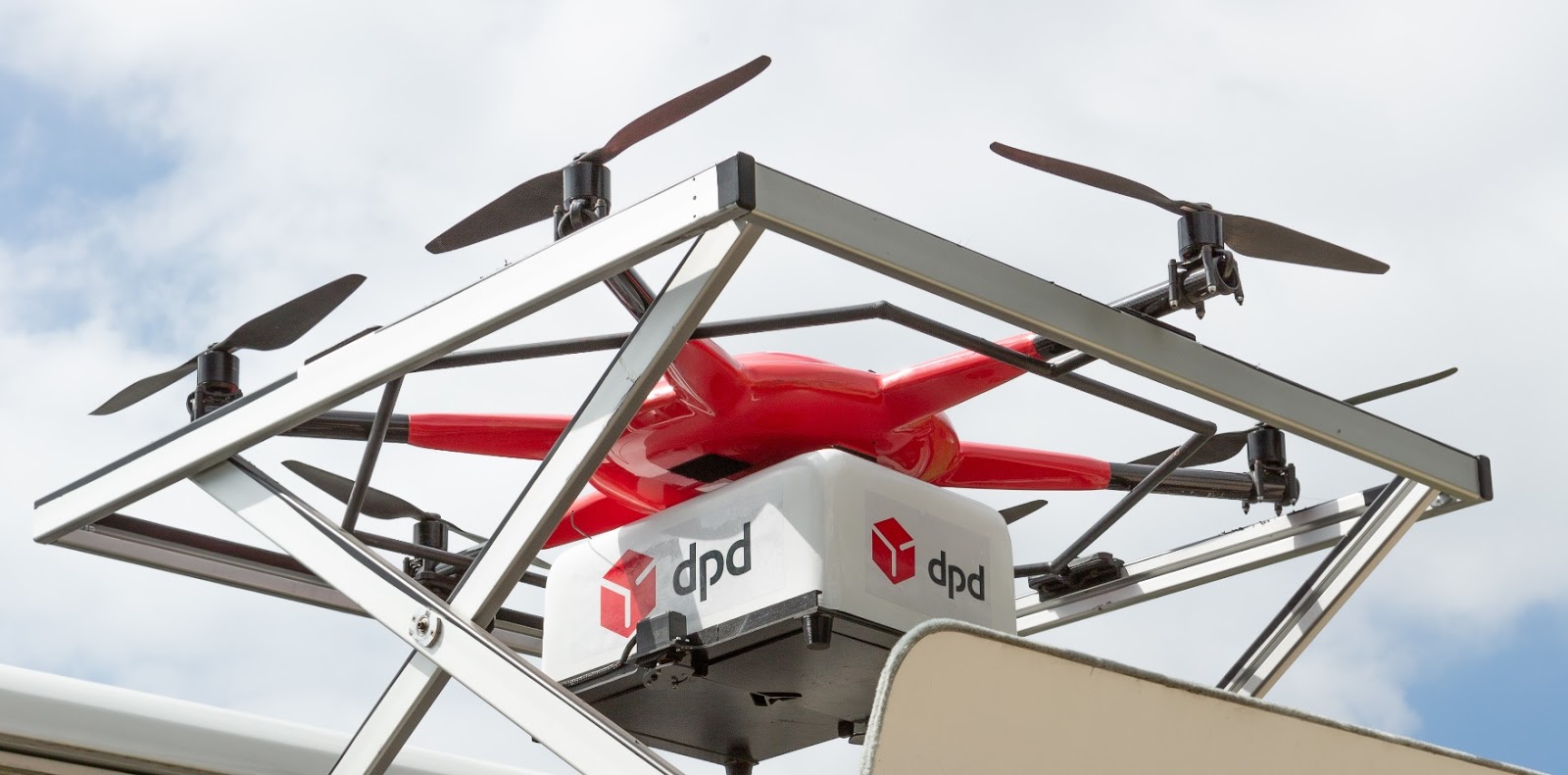 In Francia i corrieri dpd consegnano i pacchi con il drone in un ...