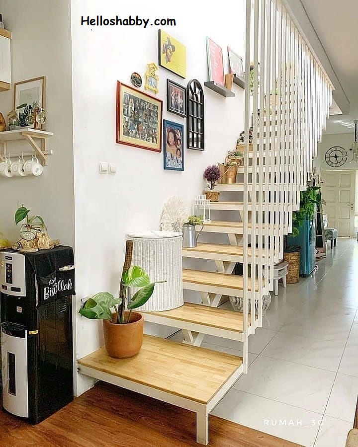 6 Desain Tangga Rumah Sempit, Cocok Banget Buat Rumah Kecil ...
