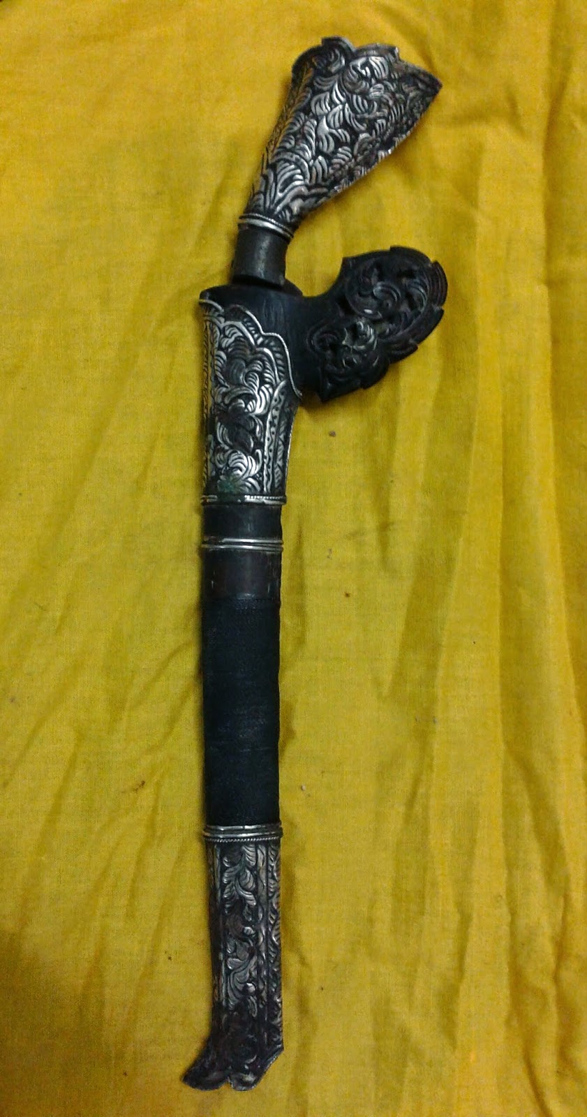 Badai Mencak Kelambit Biru: Badik Tumbuk Lada Minang Antik