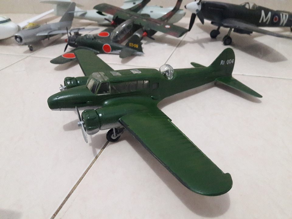 AIRPLANE SCALE MODELKIT: Avro Anson