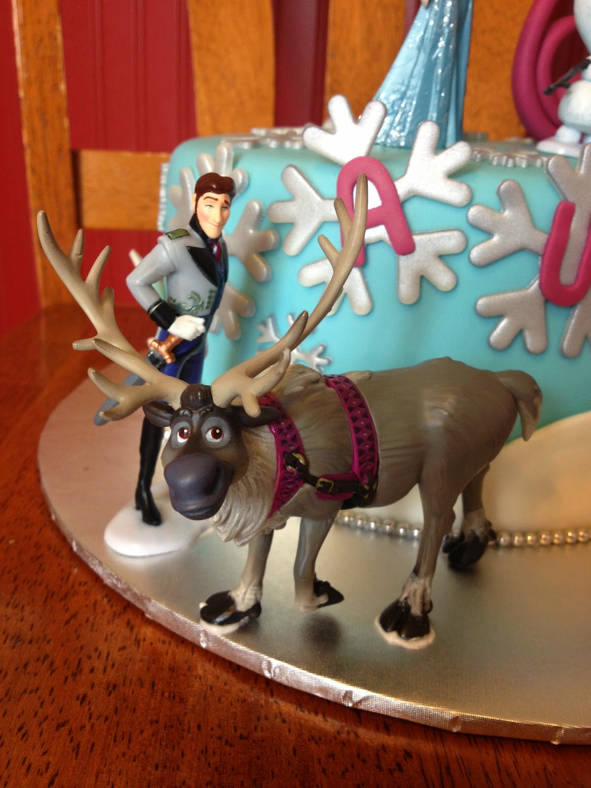 Sugar Love Cake Design: Single Tier Frozen cake
