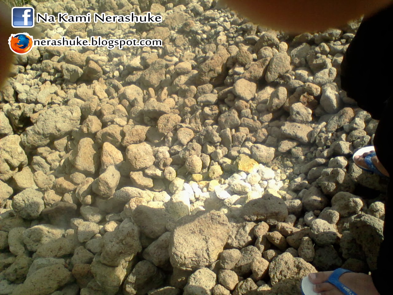 DOKUMENTASI BATU-BATU VULKANIK GUNUNG KELUD YANG MENGGUNUNG DI DEKAT ...