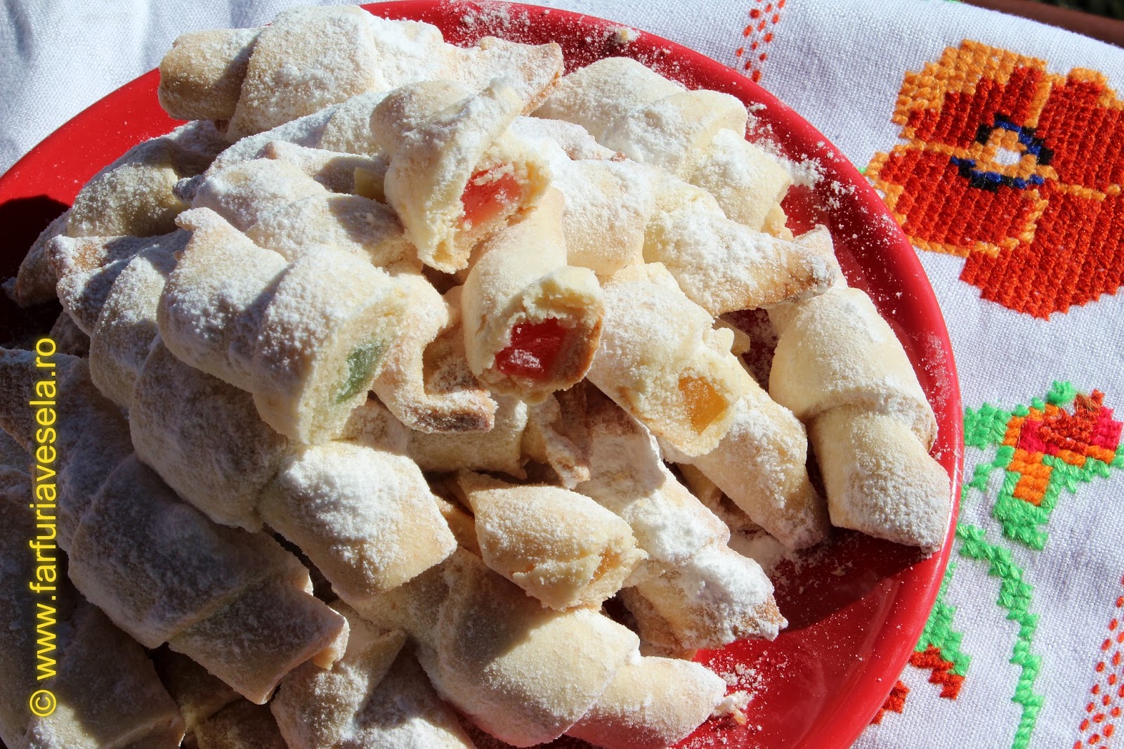 Farfuria vesela: Cornulete fragede cu unt