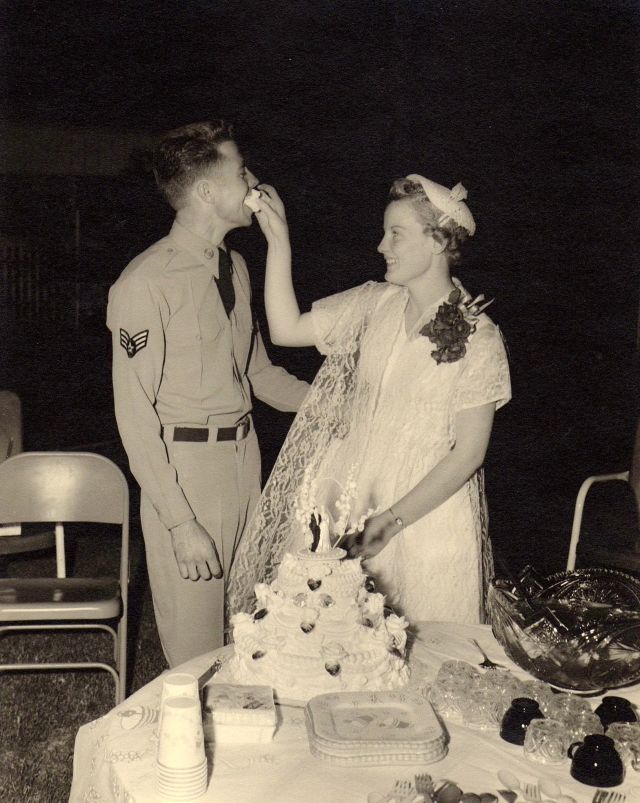 Wartime Marriage: Lovely Photos of WWII Soldiers With Their Brides ...