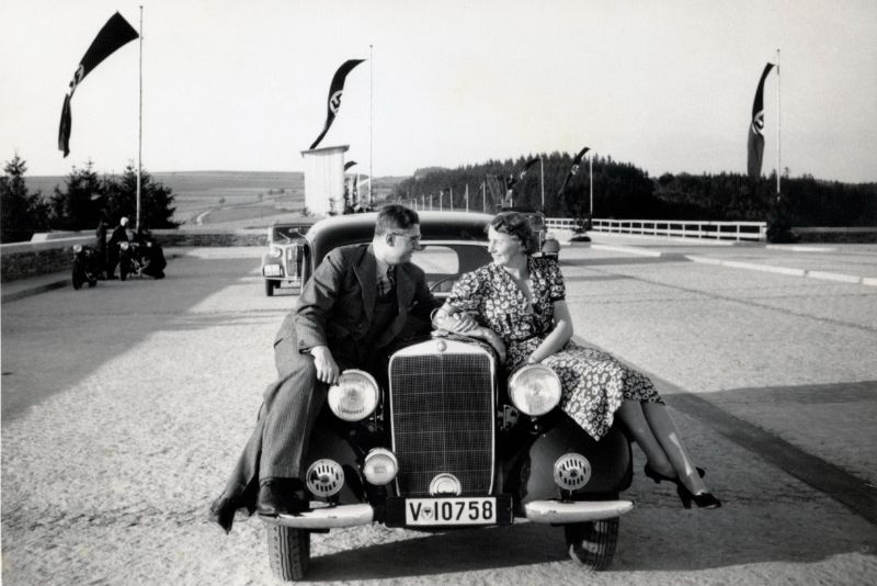 Amazing Vintage Photos Capture People Posing With Mercedes-Benz Cars in ...