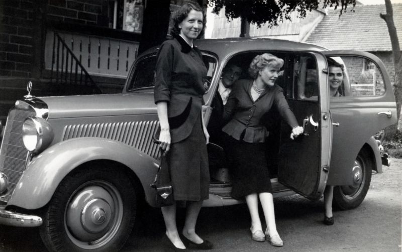 Amazing Vintage Photos Capture People Posing With Mercedes-Benz Cars in ...