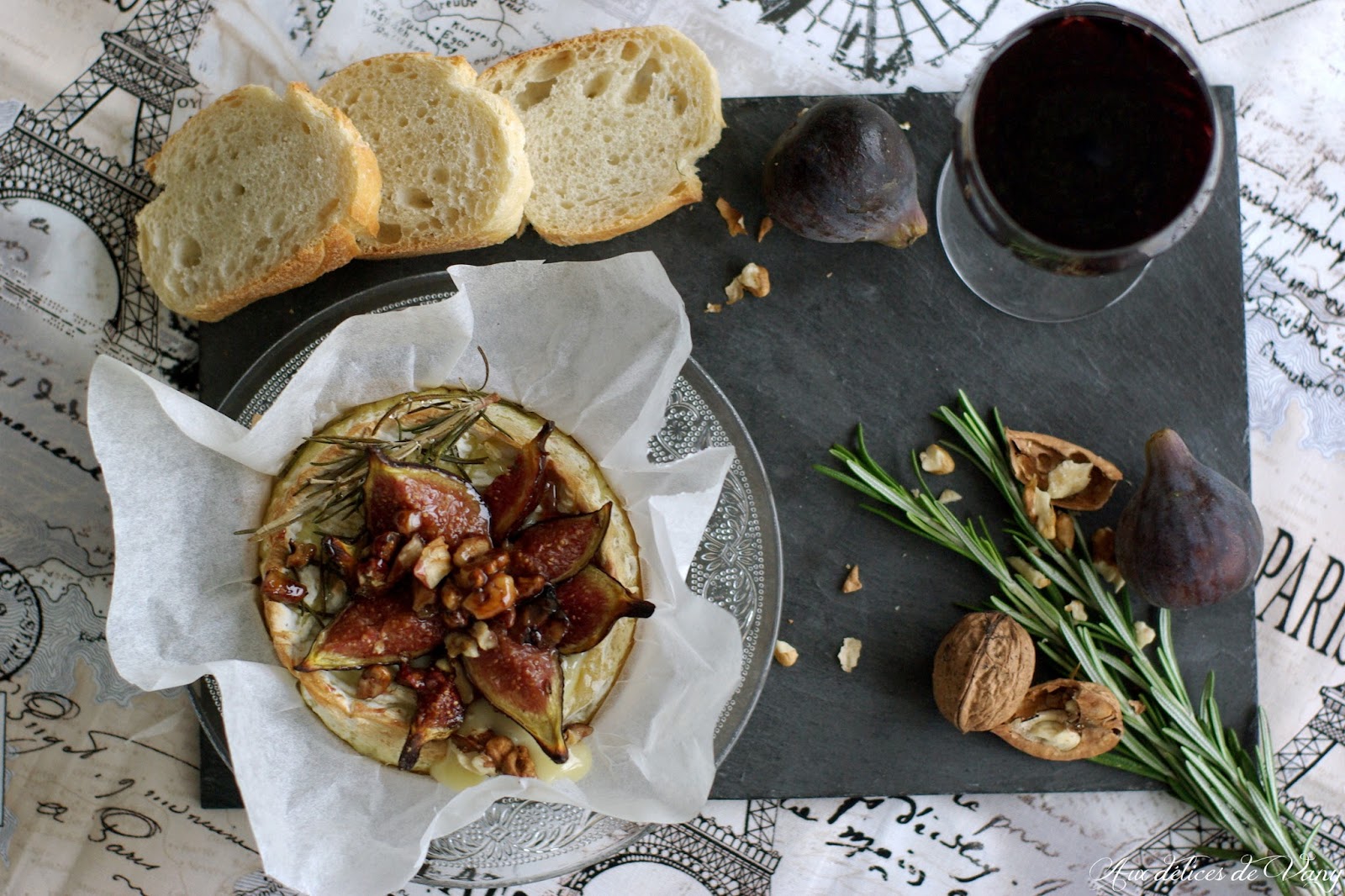 Camembert au four & figues rôties au miel et aux noix