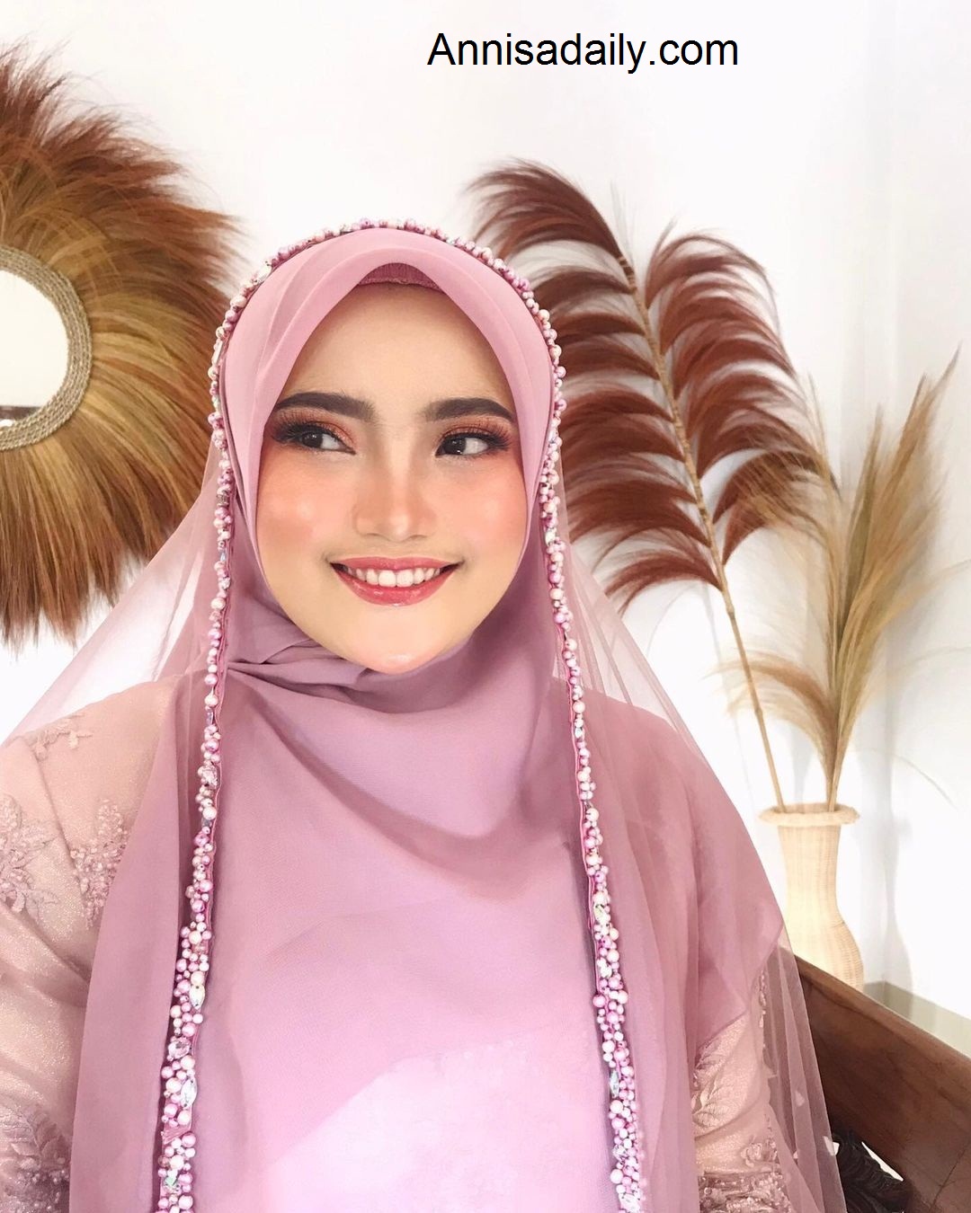 6 Inspirasi Wajah Wanita Muslimah dengan Makeup Murah dan Mahal Ngunduh ...