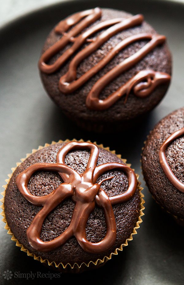Super Easy, Super Moist Chocolate Cupcakes - CUCINA DELICIOUS