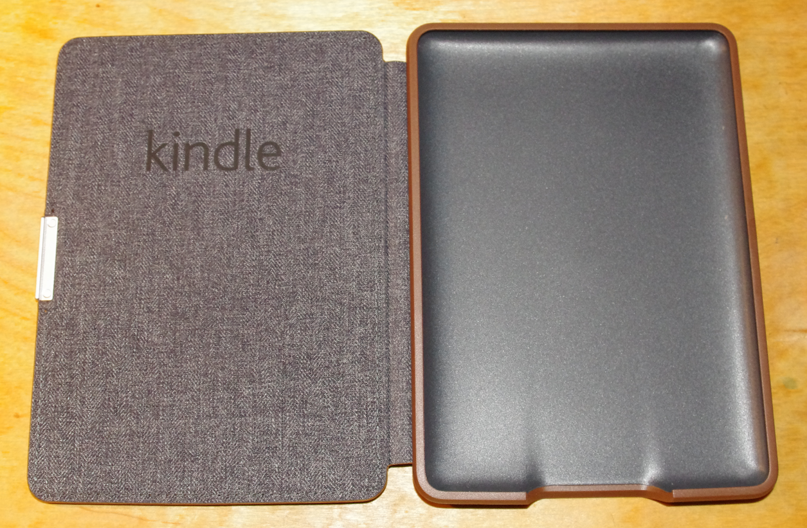 ScienceWalkingGaming: Kindle 3 (with keyboard) vs. Kindle Paperwhite