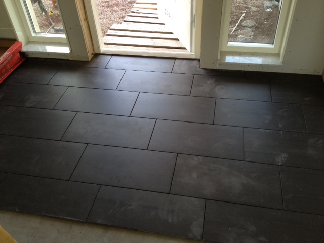 Vår resa från tom tomt till nyckelfärdigt Eksjöhus: Kakel och klinker ...