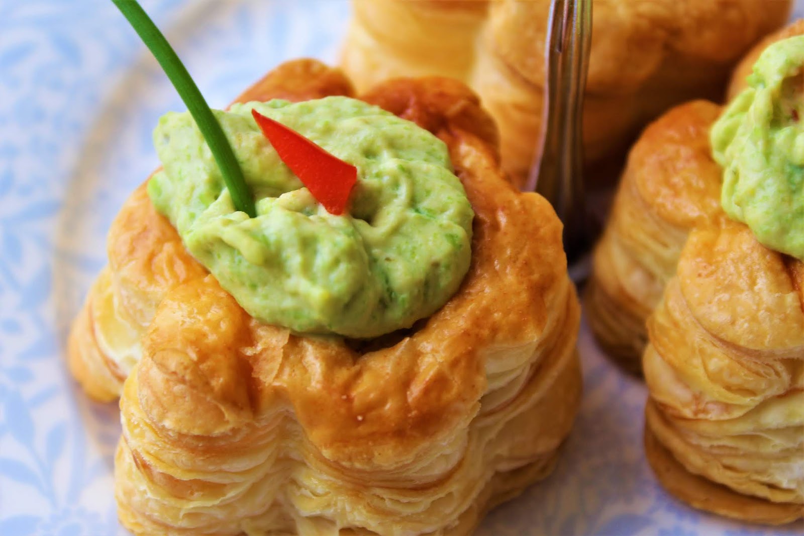 Połówki jajek posypuje pietruszką i (lub) szczypiorkiem iwypełniam ...