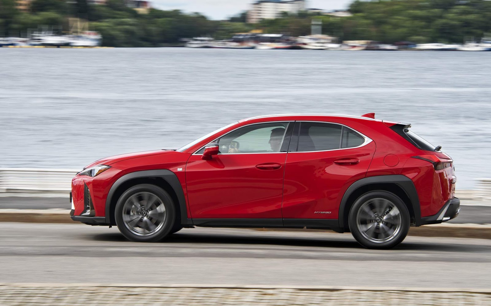 Lexus UX,Toyota CH-R de luxo: vendas iniciadas na Europa
