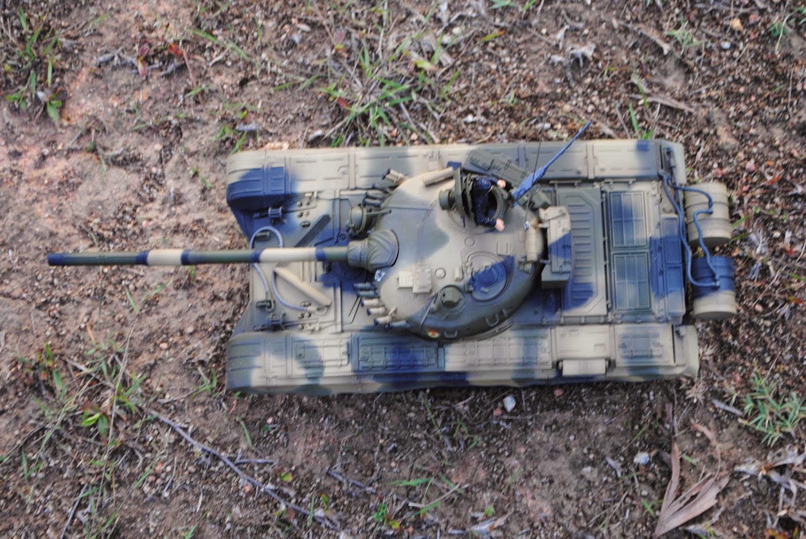 jejalan2je: Rc tank-to-tank battle using Infra red laser with spy camera.