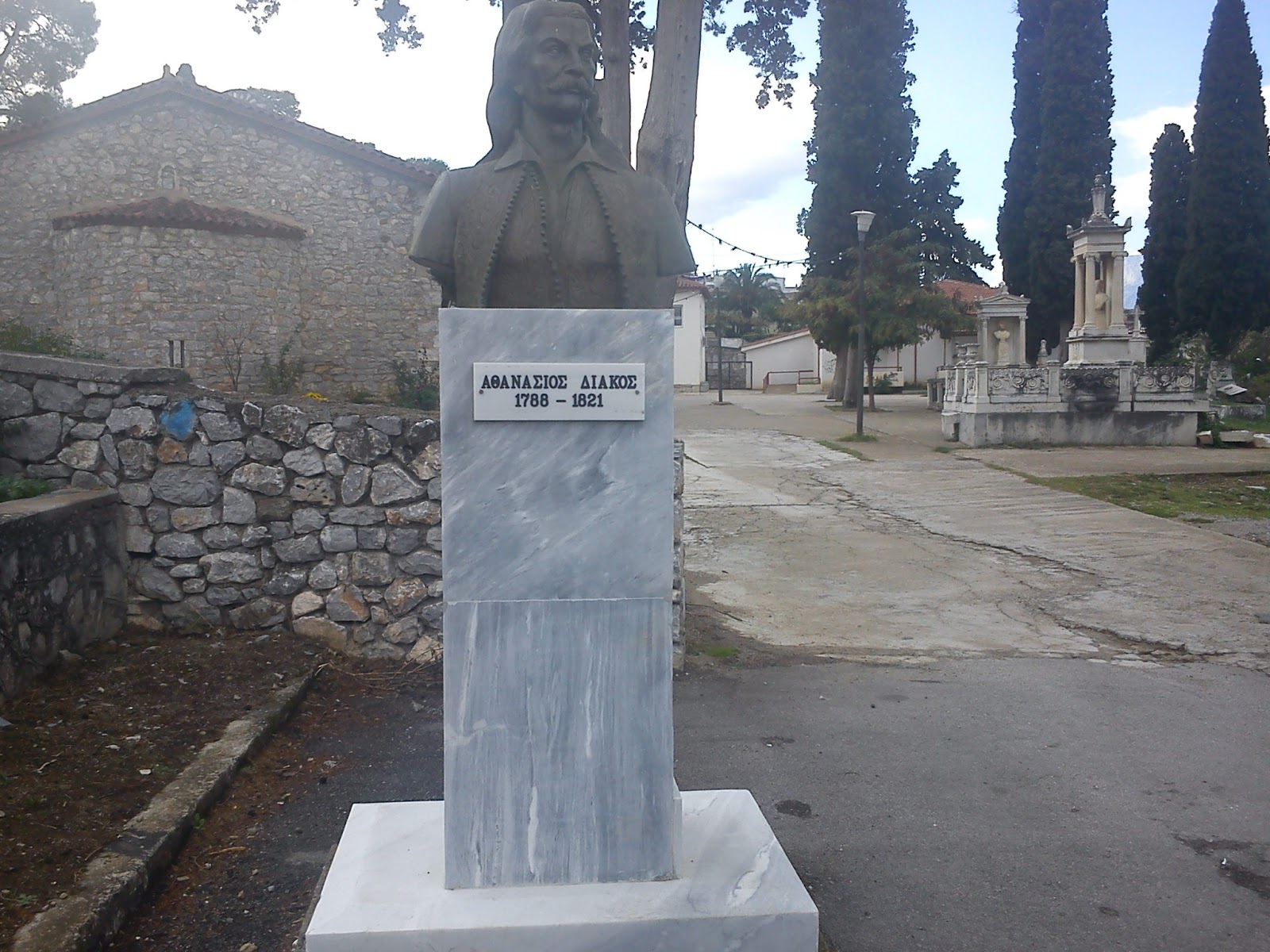 Ιστορικά κτίρια και μνημεία της Λιβαδειάς: Αγάλματα-Προτομές-Ηρώα