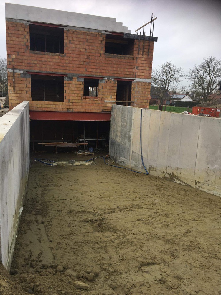 Week 16 [maand 4] - Plaatsen pomp afrit, regenput & aanvullen zand (1 ...