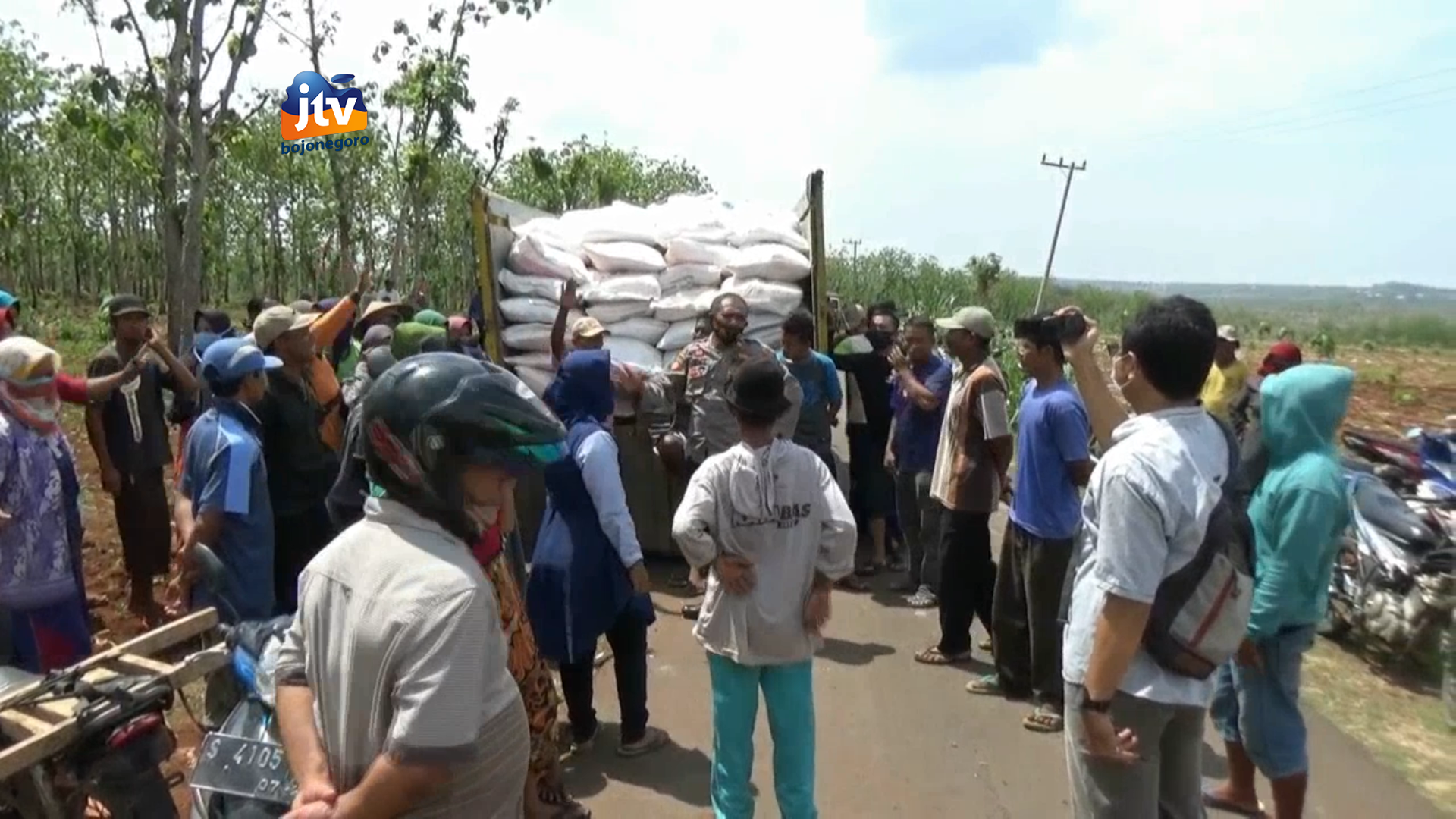 Pupuk Langka, Petani Hadang Truk Pengangkut Pupuk Subsidi