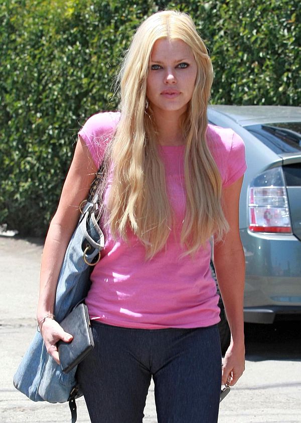 Sophie Monk Cameltoe Celeb Upskirts