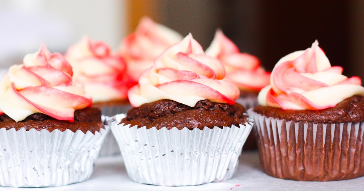 baking = love: New skills and how to pipe two toned frosting swirls