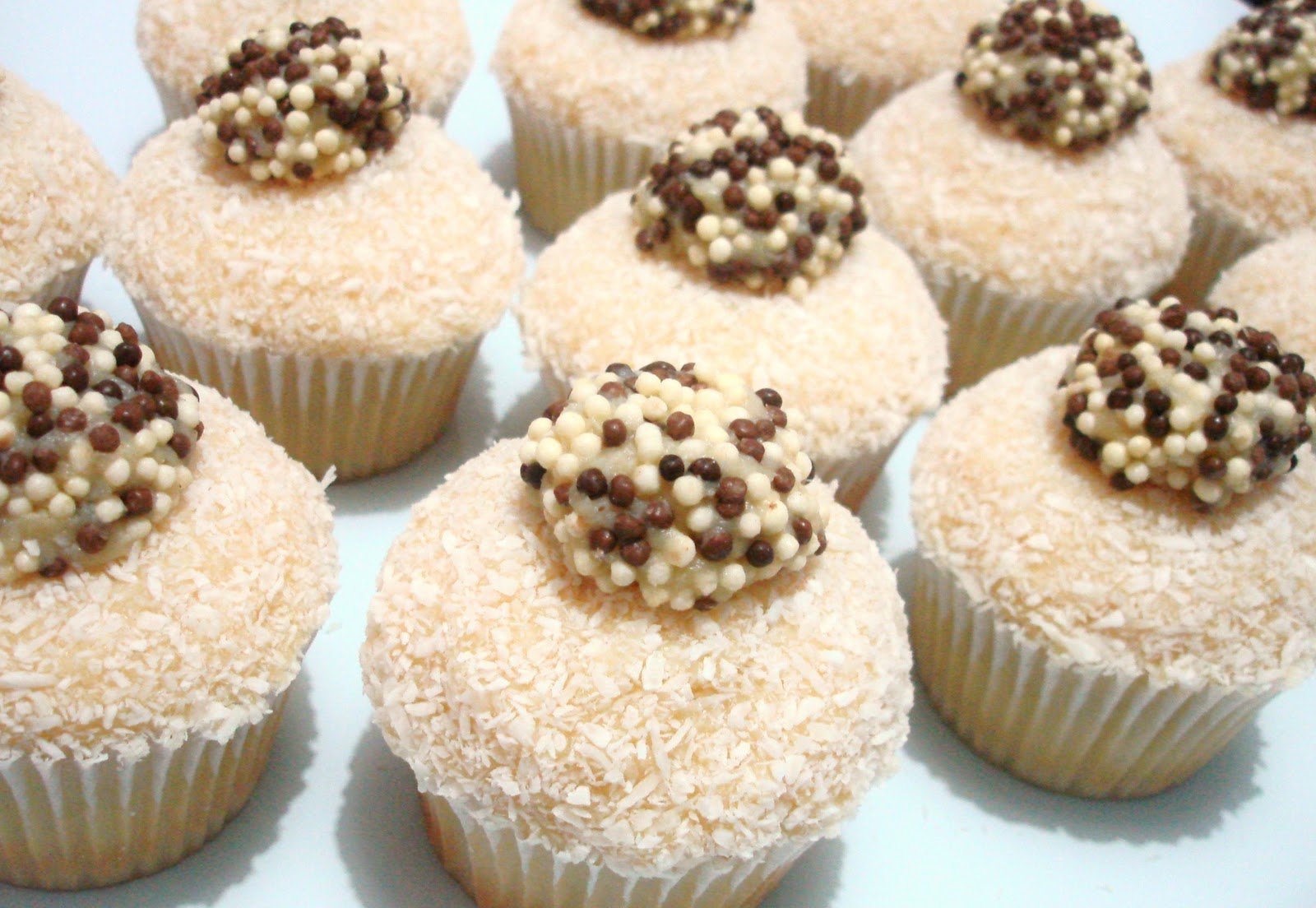 B de brigadeiro ®: CUPCAKE BEIJINHO DOCE