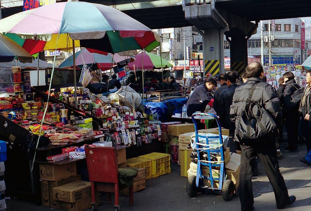 50 Candid Photographs That Capture Street Scenes of South Korea From ...