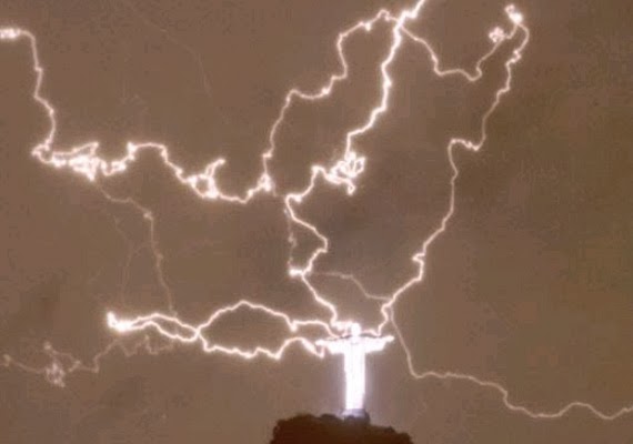 Pics of Lightning Striking Rio De Janeiro Jesus Statue ~ Cars 2015 Pics Hub