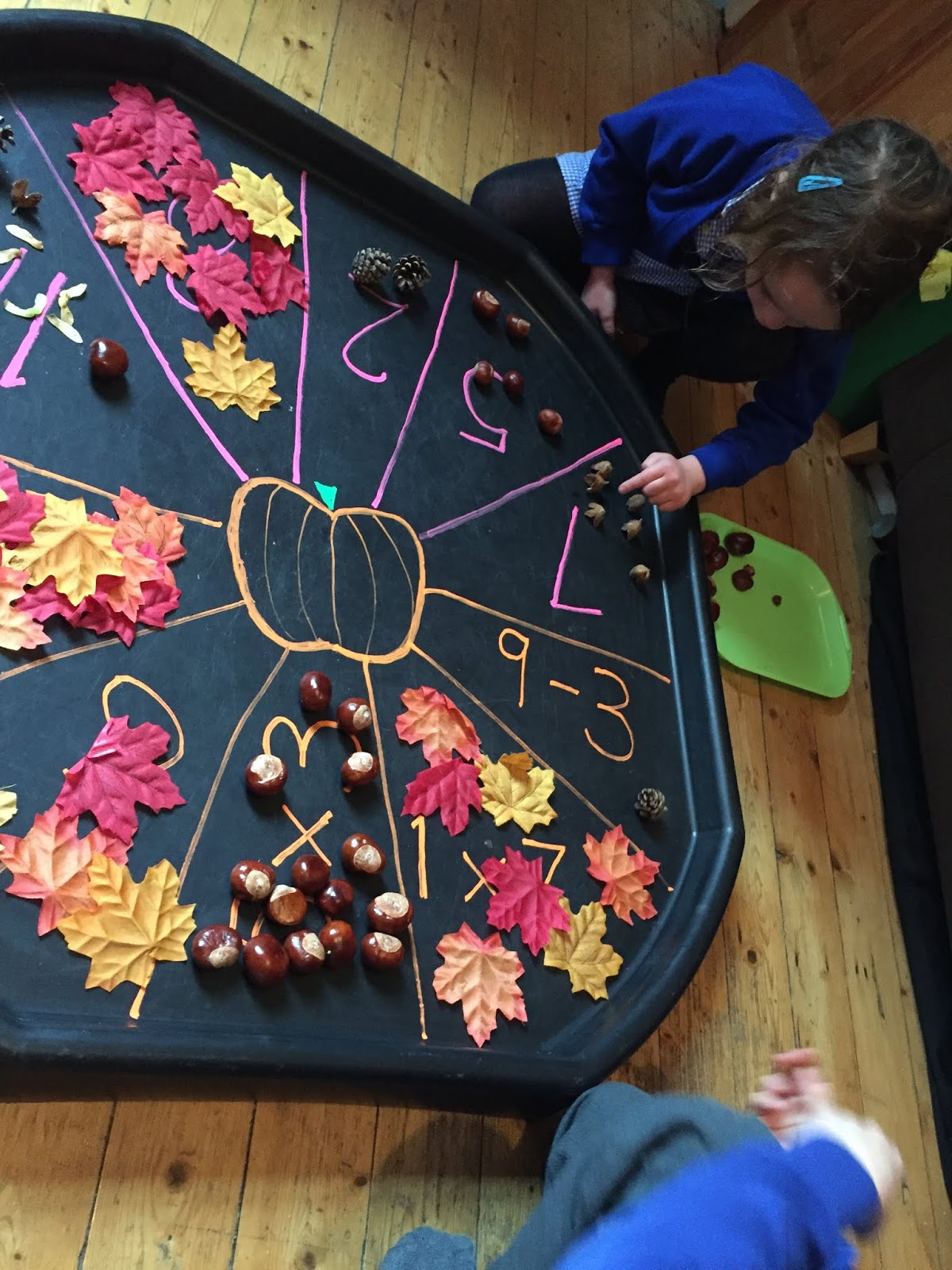 Number practice tuff tray