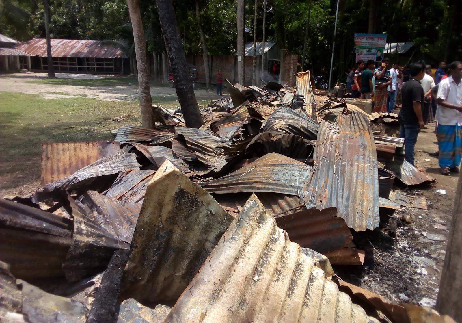 KAWKHALI SANGBAD: কাউখালীতে ভয়াবহ অগ্নিকাণ্ডে ১০টি প্রতিষ্ঠান পুড়ে ছাই