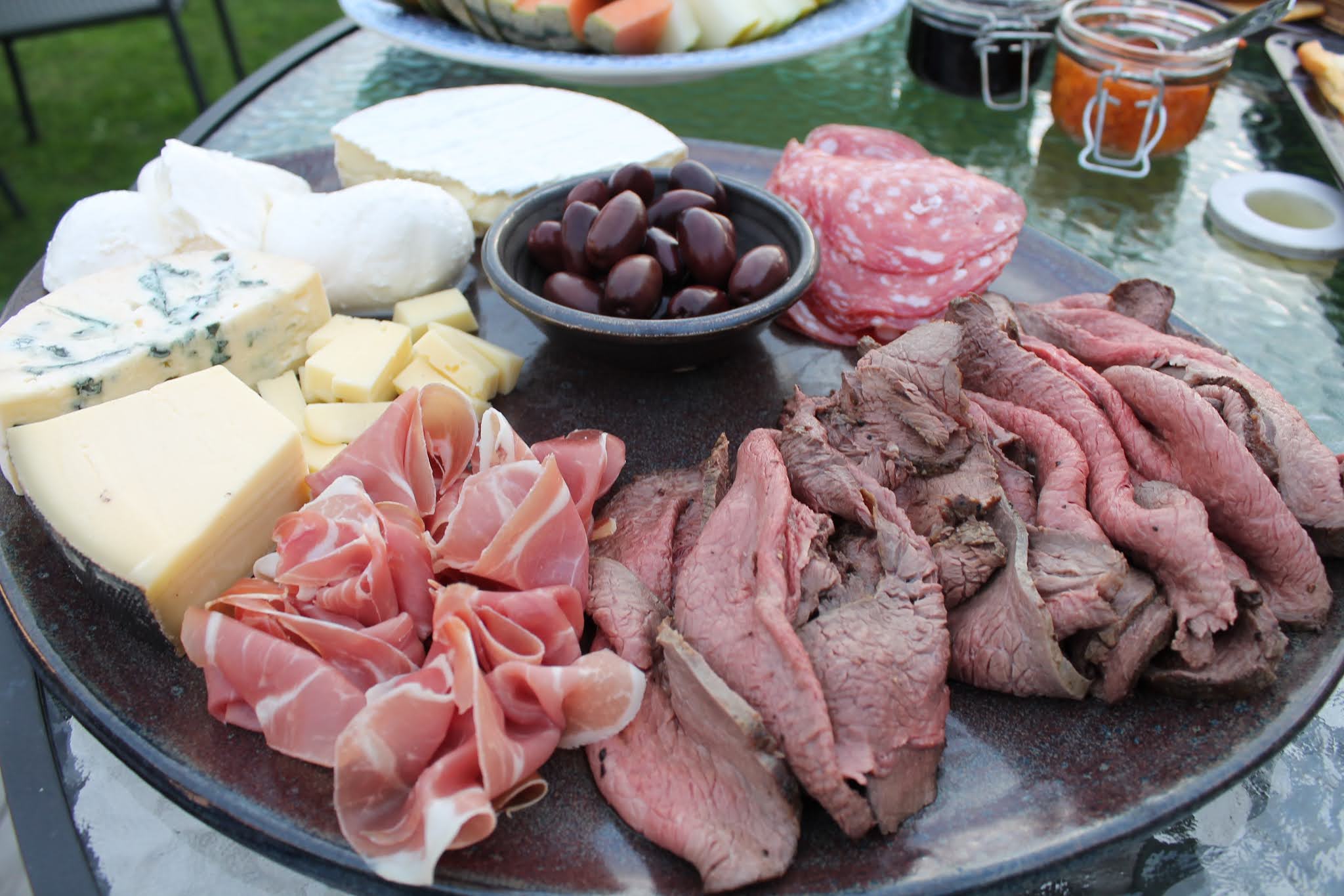 Få lite Matro: Fredagsmys med ost- och charkbricka och annat gott