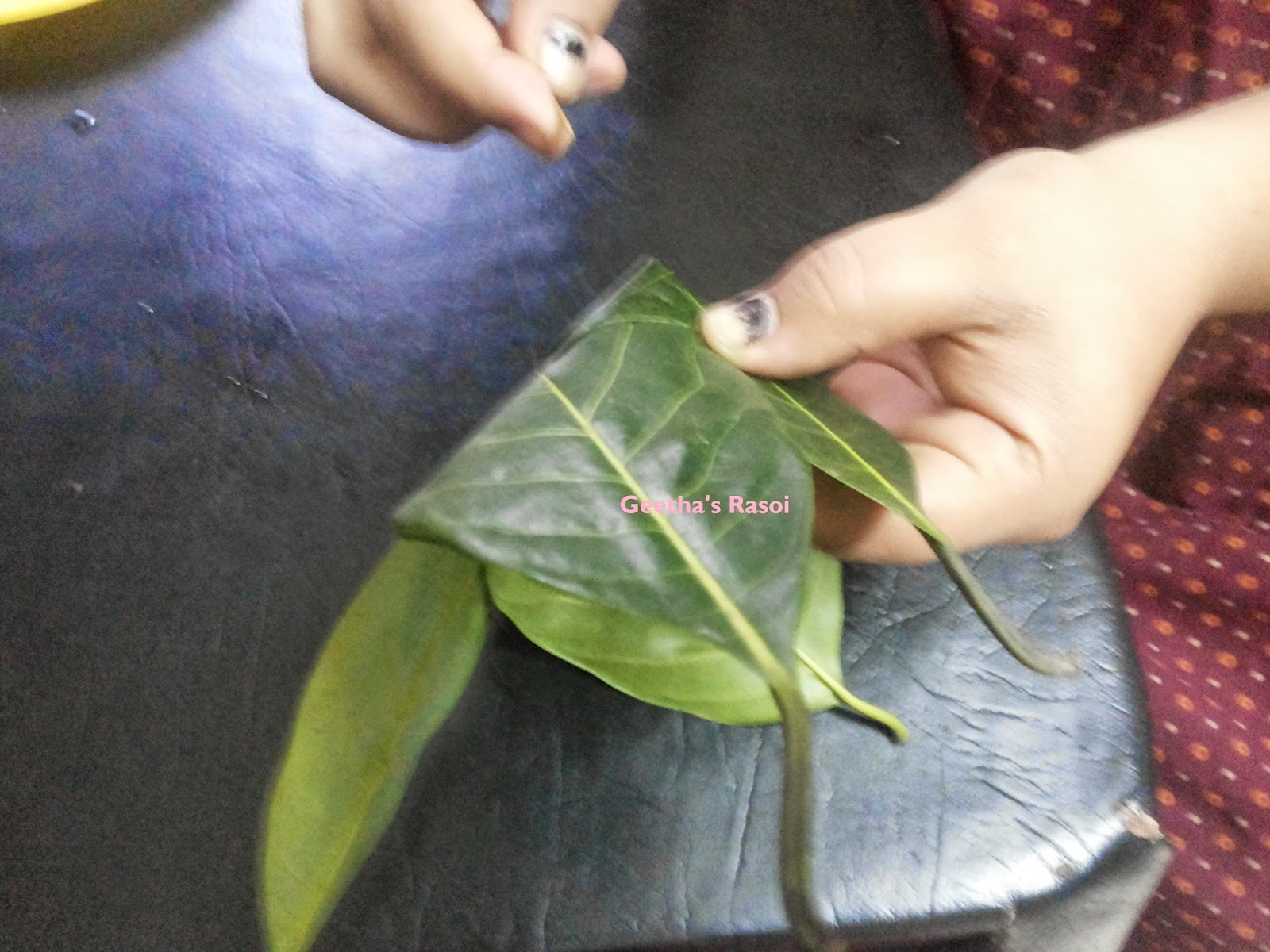 Geetha's Rasoi...: Kotto (Kottige)-Idly steamed in jackfruit leaves basket