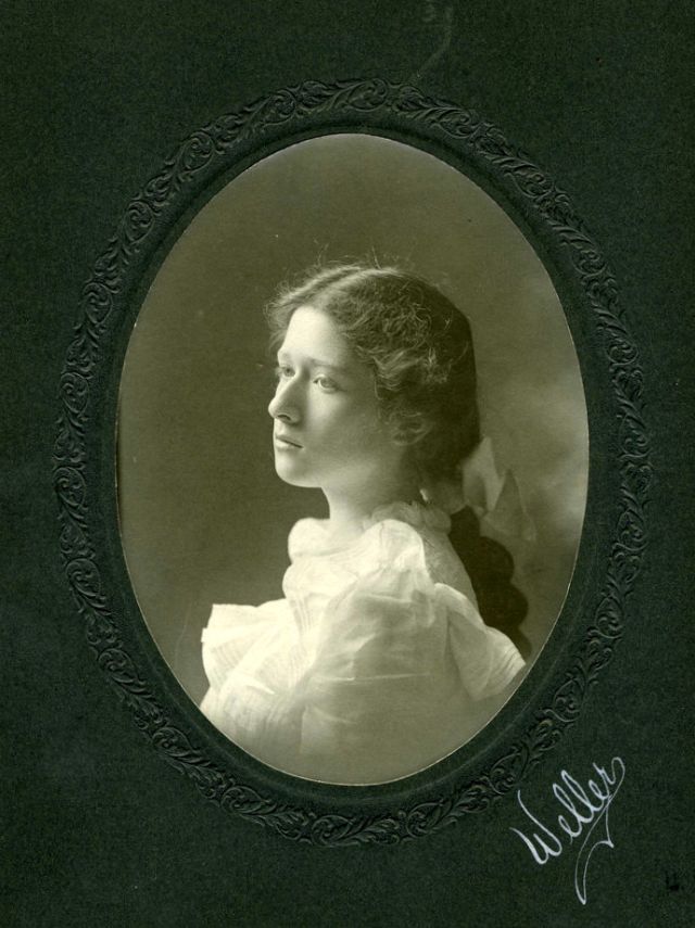 44 Studio Portrait Photos of Young Ladies That Show Glamorous Beauty in ...