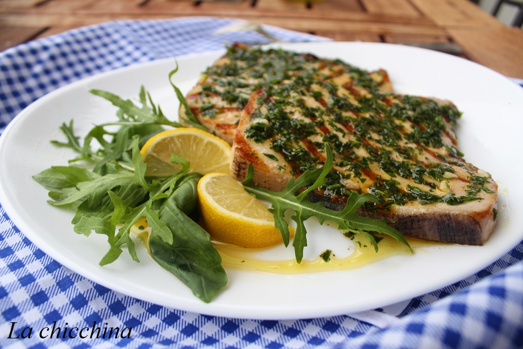 Pesce spada alla griglia con salsa alle erbe Cucina facile e veloce