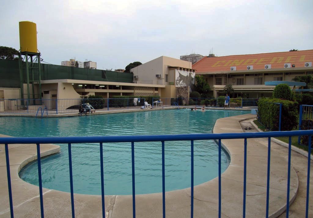 Piscinas do Clube Militar de Lourenço Marques, actual Escola Cinderella ...