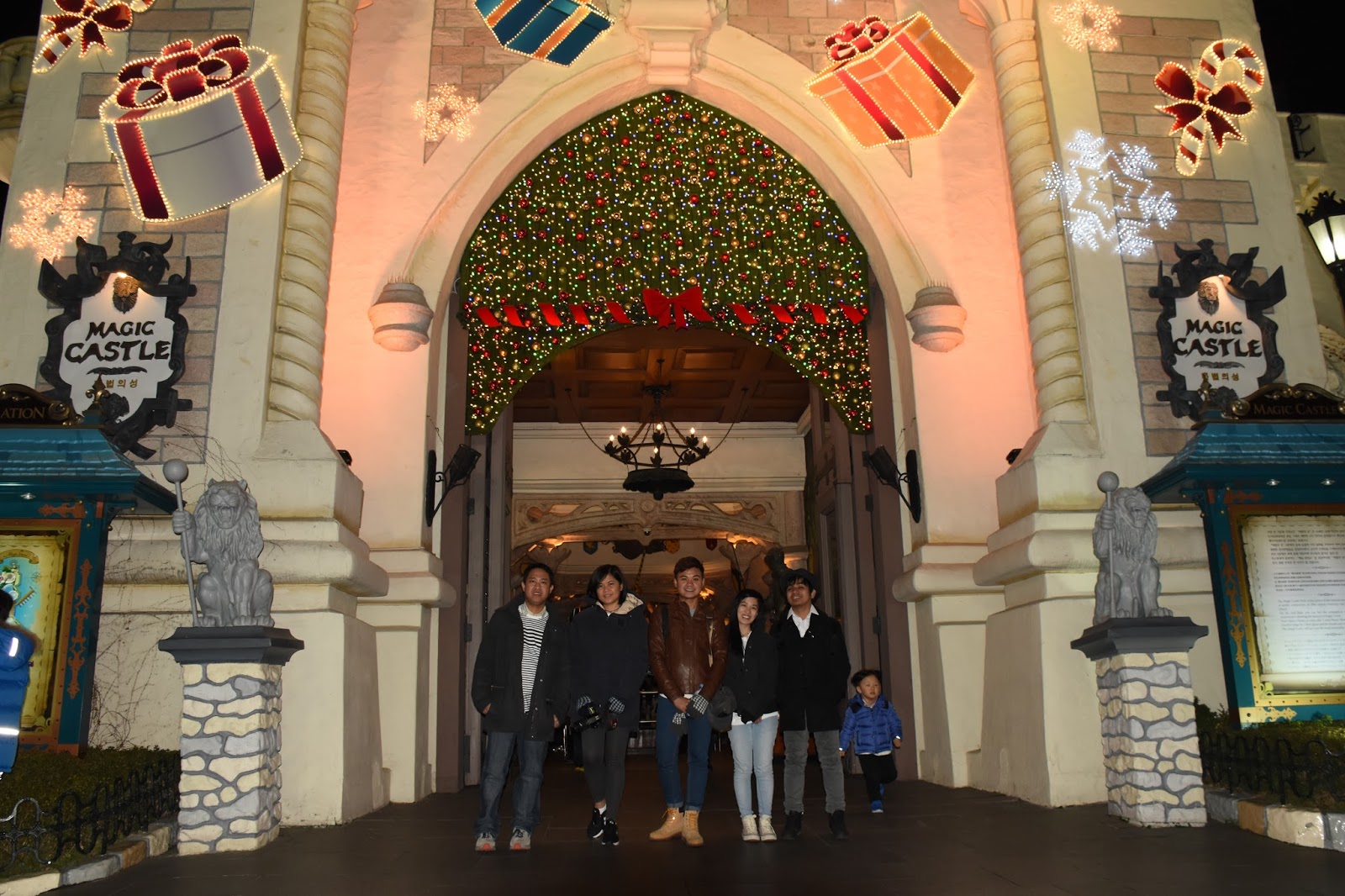 Christmas Spirit and Lots of Fun at Lotte World Korea - Saranghae Korea