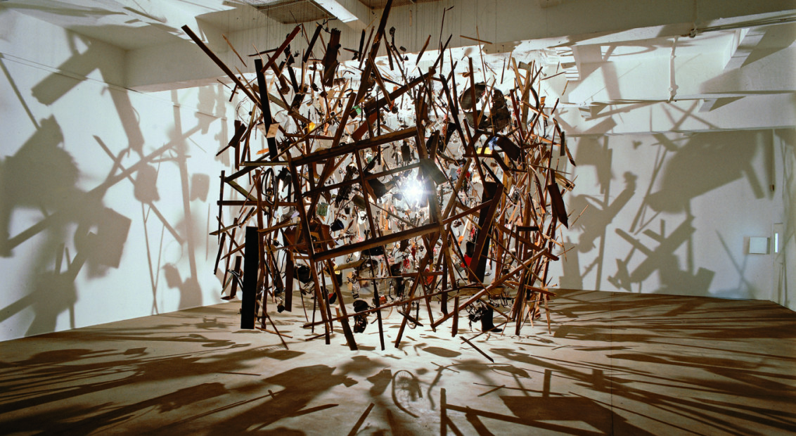 "فن التجهيز في الفراغ والمشغولة الفنية متعددة الخامات المعاصرة"