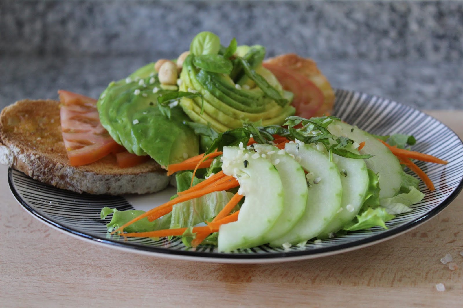Tosta de Abacate e Salada Mista // Avocado Toast and Mixed Salad
